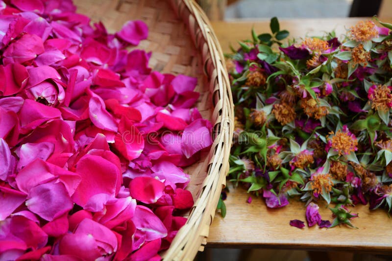 Rosas Comestibles En Venta En El Mercado Foto de archivo - Imagen de ...
