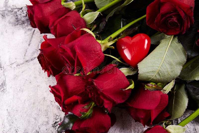 Rosas rojas en fondo imagen de archivo. Imagen de tarjeta - 116156547