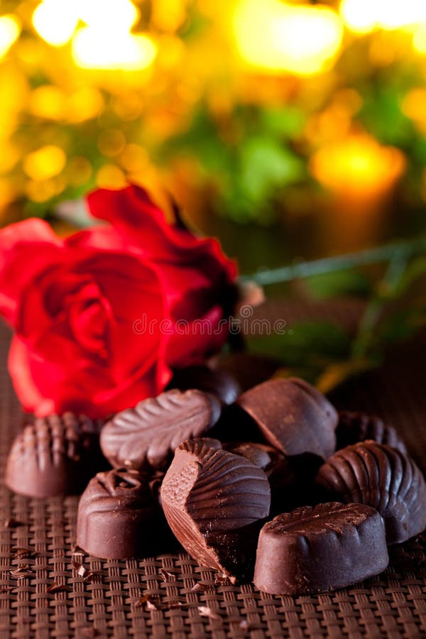 Rosas rojas y chocolate foto de archivo. Imagen de valentina - 102922024
