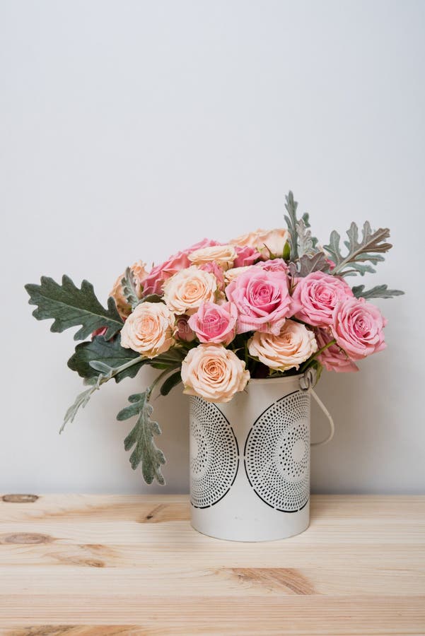 Rosas rosadas y beige imagen de archivo. Imagen de rosas - 69889063