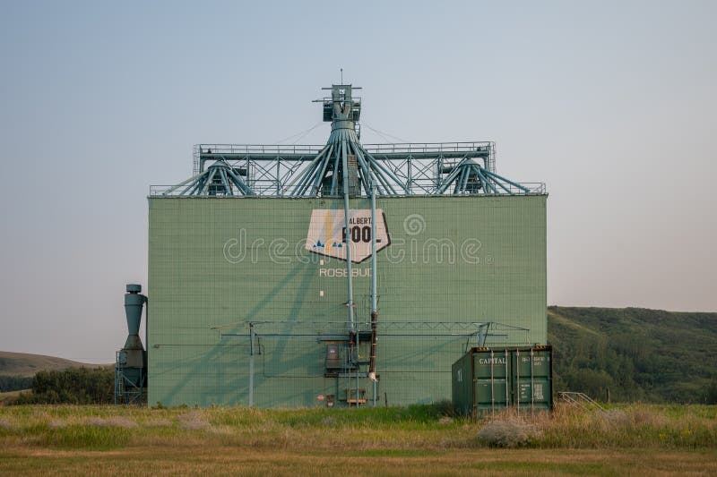 Old Alberta Wheat Pool Grain Elevator Editorial Image - Image of pool ...
