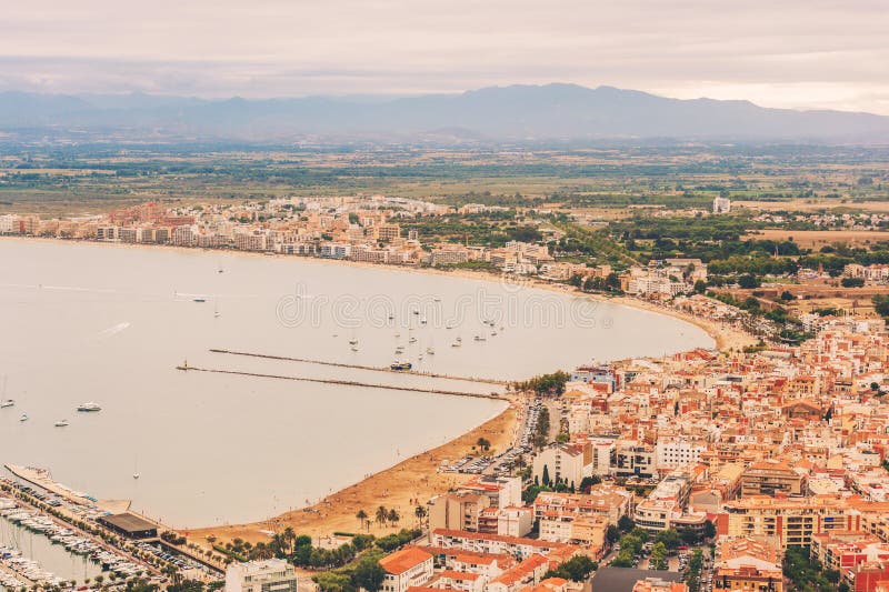 Het Landschap Van De Stad Roses, Girona, Costa Brava, Spanje Stock Foto ...