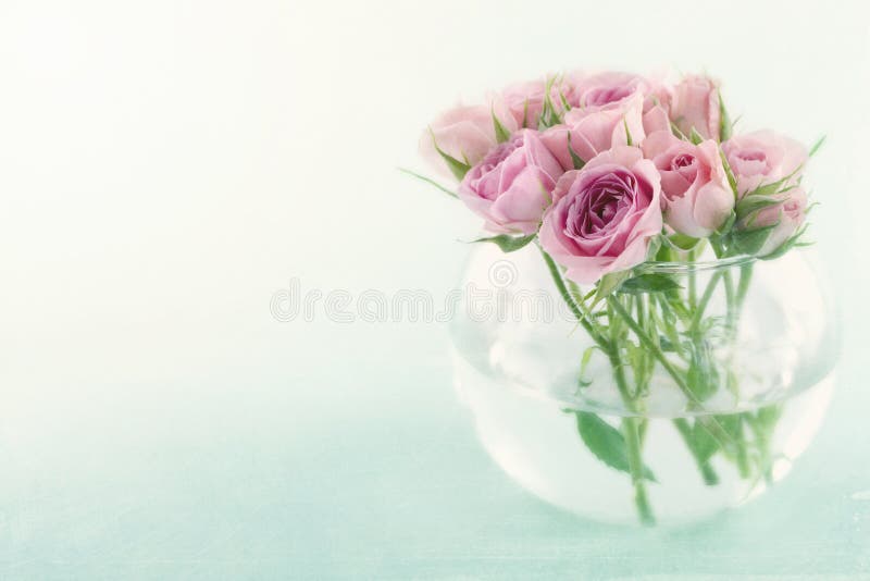 Bouquet Des Roses Roses Dans Le Vase En Verre Transparent, Image stock ...