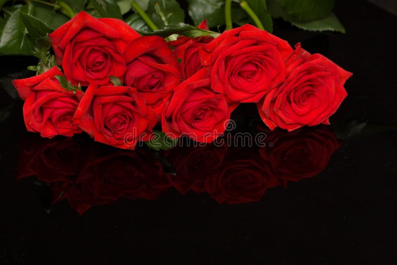 Roses Rouges Sur Fond Noir En Bois. Bouquet De Fleurs Sur Les Planches ...