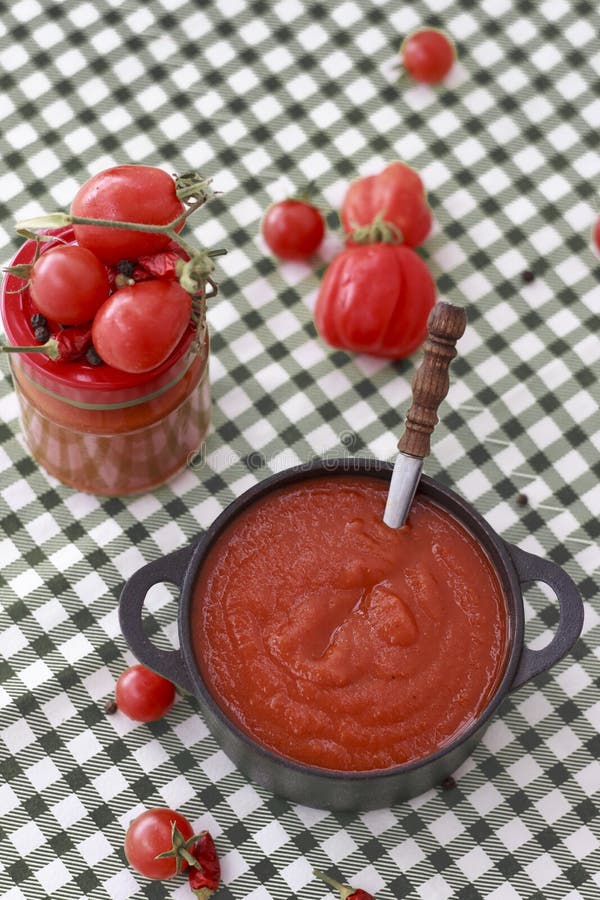 Rosso Della Salsa Al Pomodoro, in Bianco E Nero Fotografia Stock ...
