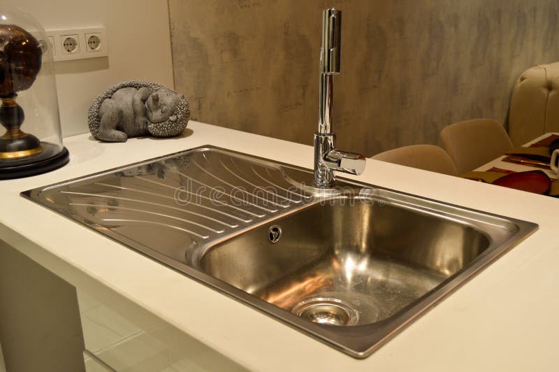 Ren Diskho Och Rinnande Vatten Fotografering för Bildbyråer - Bild av ...