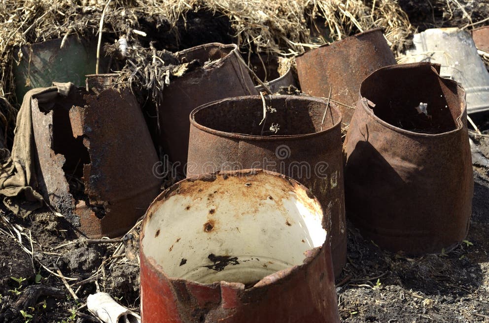 Rostig hink arkivfoto. Bild av damm, kompost, mark, hink - 24771798