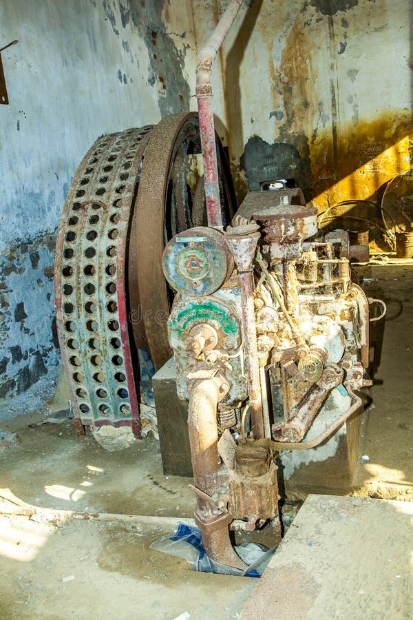 Rostig Maskin I Gammal Raffinaderistation Arkivfoto - Bild av överge ...