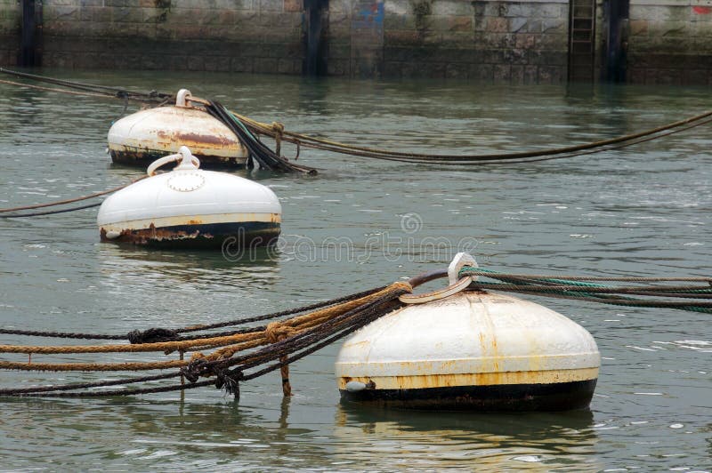 Rostige Bojen Im Hafenwasser Stockbild - Bild von hafen, grube: 37805057