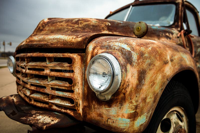 Rostiger Alter Kleintransporter/rostiges Auto Der Weinlese Stockfoto ...