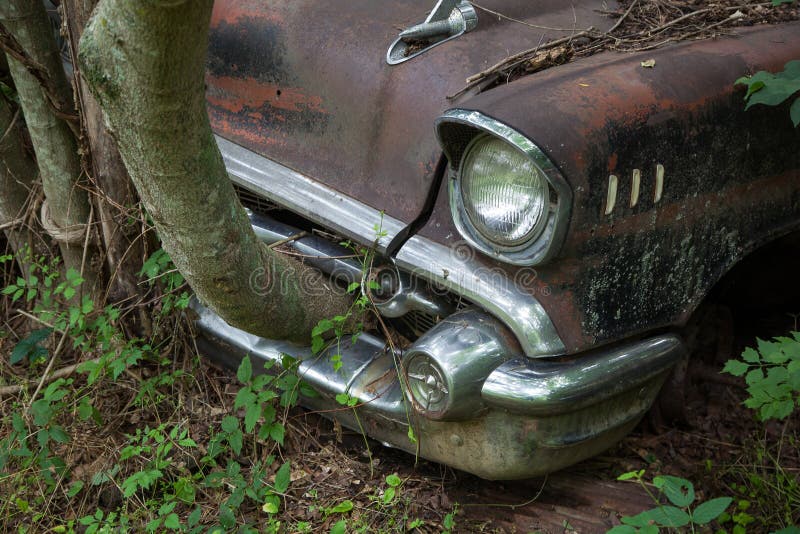 Rostiges Altes Auto Im Schrottplatz Stockfoto - Bild von frontseite ...