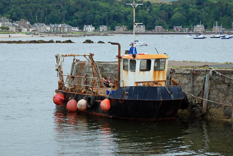 Rostiges altes Fischerboot stockfoto. Bild von blau, lieferung - 95462968