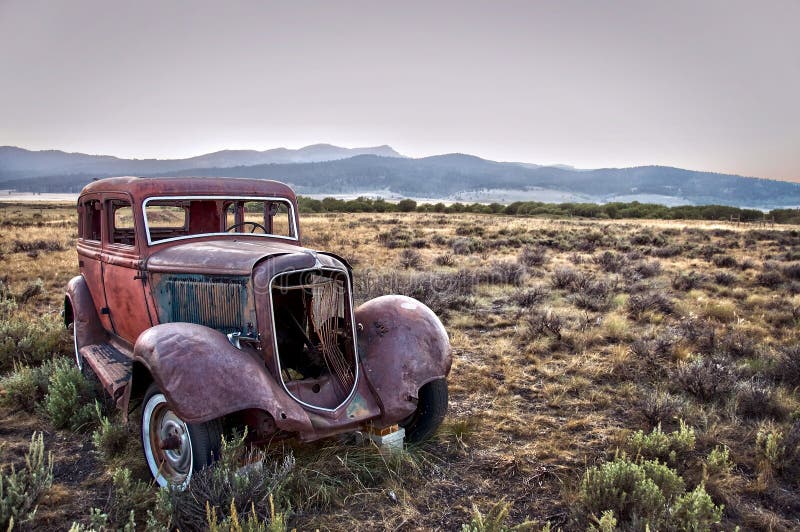 Rostiges altes Auto stockbild. Bild von nostalgie, landschaft - 19984533