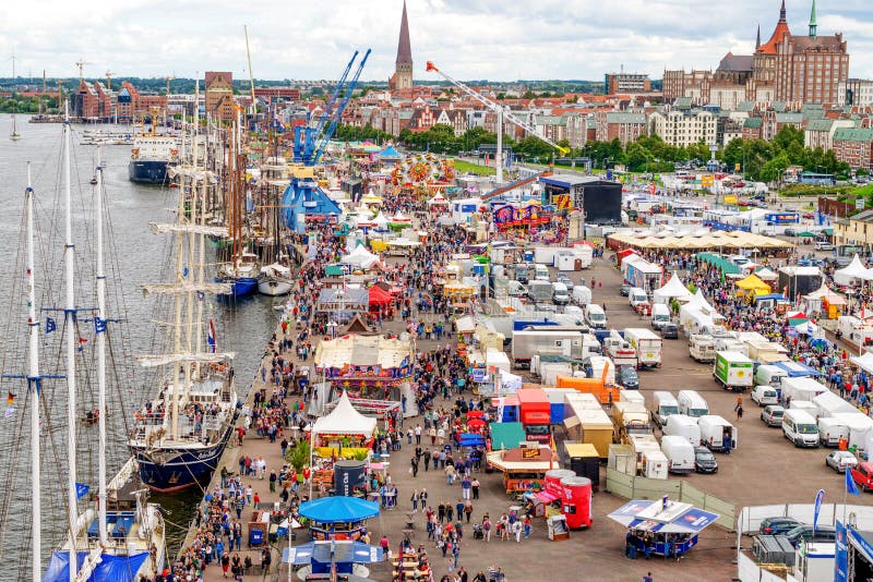 Rostock, Duitsland - Augustus 2016: Hansezeil Markt Redactionele Stock ...