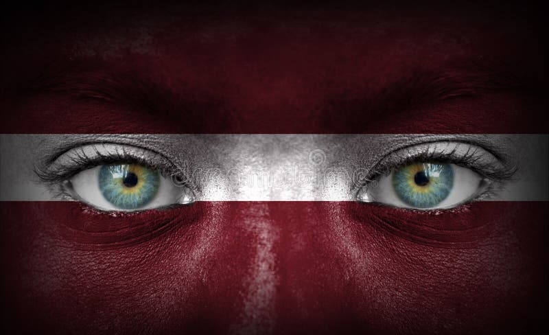 Rostro Humano Pintado Con La Bandera De Letonia Foto de archivo ...