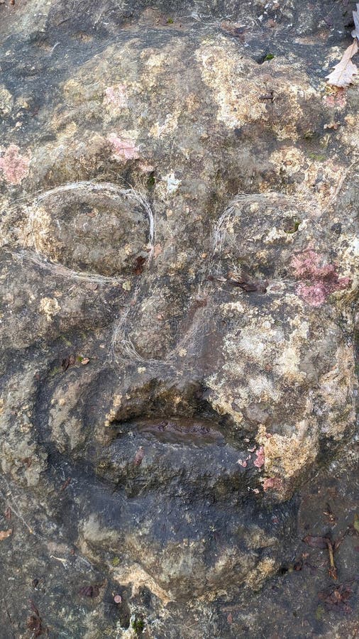 Rostro Humano Tallado Naturalmente En Una Roca Imagen de archivo ...