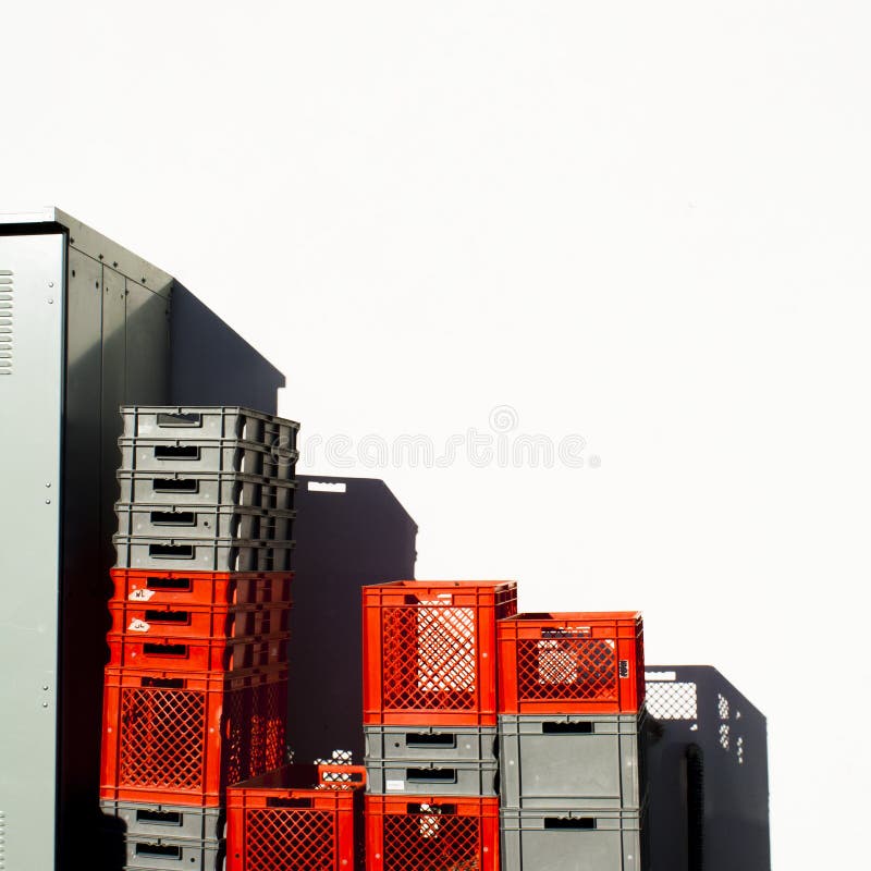 Rot Und Gray Colored Stacked Plastic Crates Mit Kopien-Raum Stockbild ...