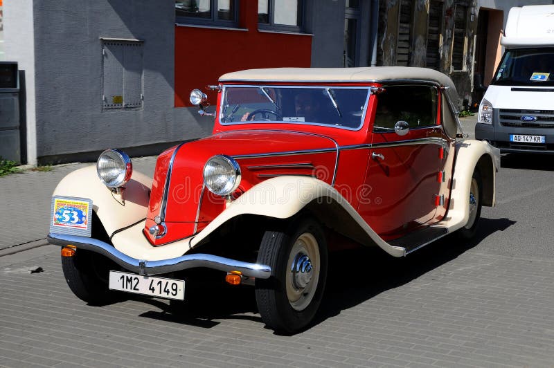 Rotes Tatra 603 redaktionelles stockbild. Bild von veteran - 154729029