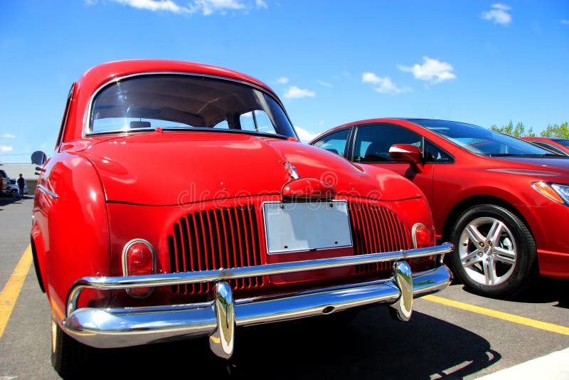 Rote Autos im Parkplatz stockbild. Bild von farbe, auto - 2462383