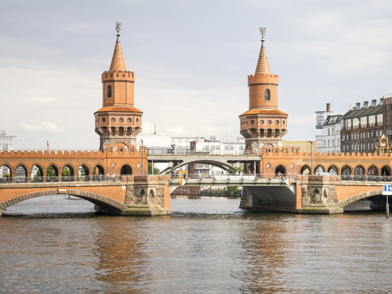 Oberbaumbridge in Berlin stockfoto. Bild von morgen, bogen - 35704810
