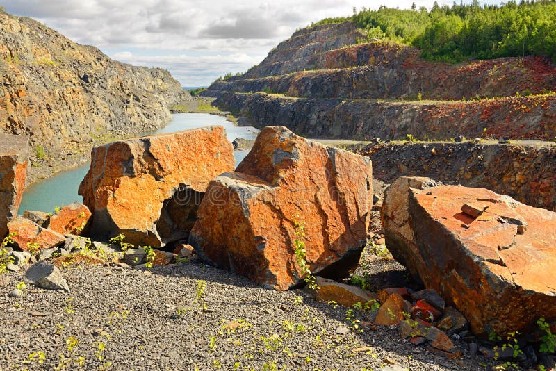 Rote Enorme Steine In Einem Verlassenen Bergwerk Stockfoto - Bild von ...