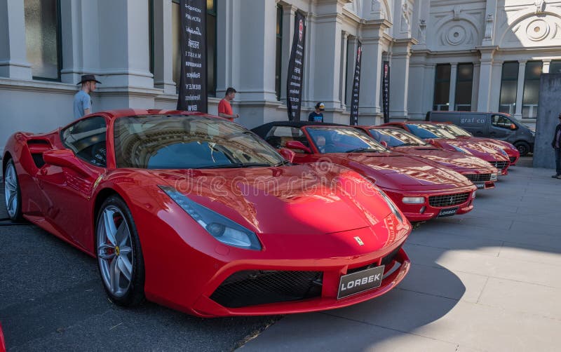 Ferrari-Autos, Die Auf Linie Eintritt Warten Redaktionelles Foto - Bild ...