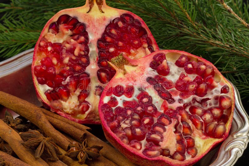 Rote Frucht stockbild. Bild von feiertag, frucht, zimt - 62363195