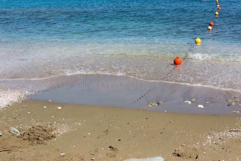 Rote, gelbe Bojen im Meer stockfoto. Bild von hilfe, sicherheit - 84013170