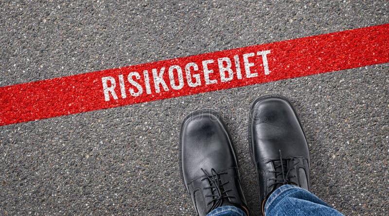 Rote Linie Auf Asphalt-Risikogebiet Stockfoto - Bild von ausbreiten ...