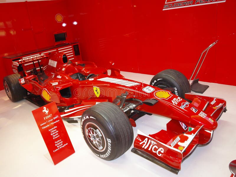 Ein Roter Rennwagen Ferrari-Formel-UNO Herausgestellt an Der ...