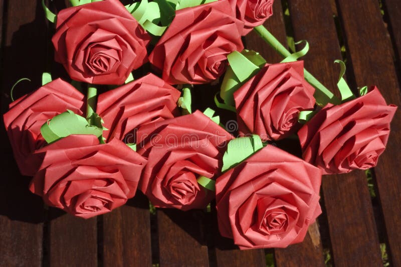 Rote Papierrosen stockbild. Bild von tabelle, gefaltet - 15037089