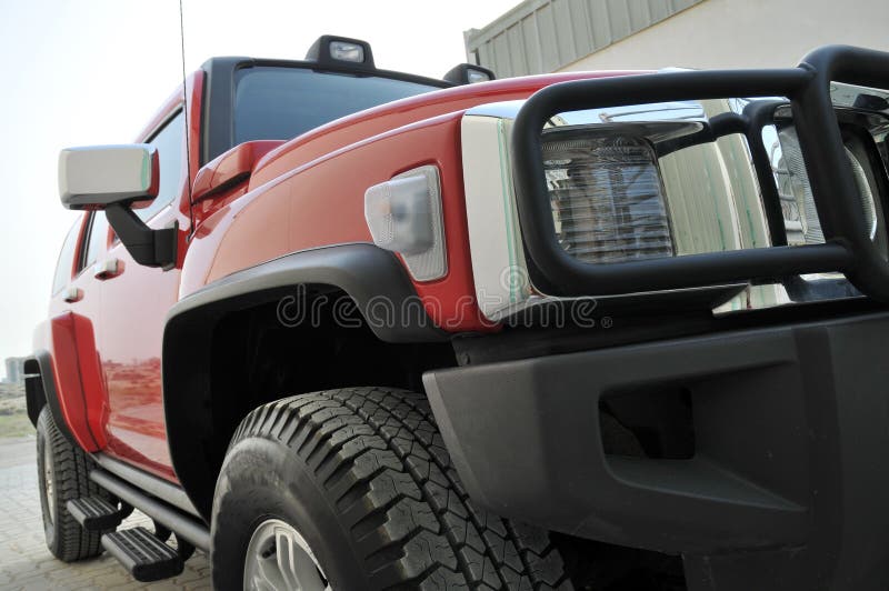Rote Seite des Hummer-H3 stockfoto. Bild von treibstoff - 4829758