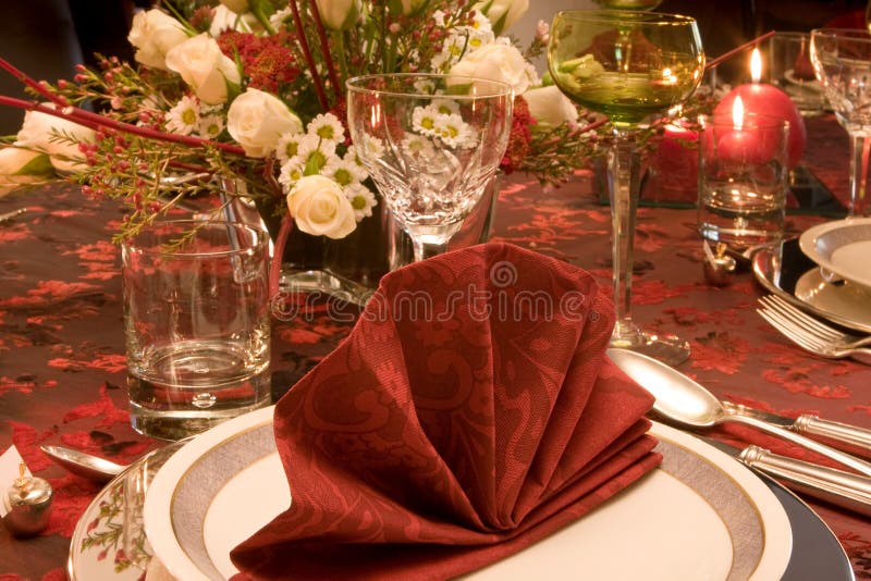 Rote Servietten Mit Weihnachten Stockbild - Bild von kerzen, büfett ...