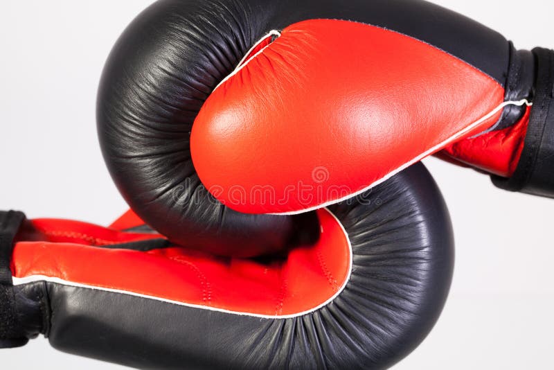 Rote Und Schwarze Boxhandschuhe Auf Einem Glastisch Stockfoto - Bild ...