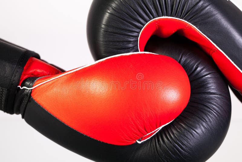 Rote Und Schwarze Boxhandschuhe Auf Einem Blauen Holztisch Stockfoto ...