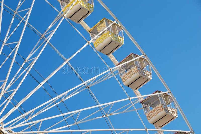 Ruota Panoramica Sotto Un Cielo Perfetto Fotografia Stock - Immagine di ...