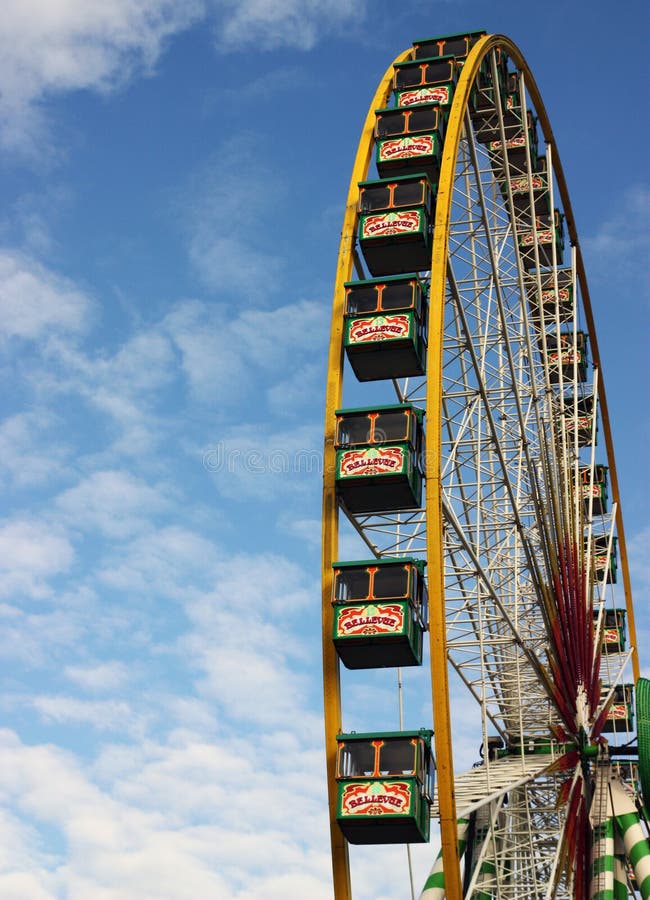 Ruota Panoramica Sotto Un Cielo Perfetto Fotografia Stock - Immagine di ...