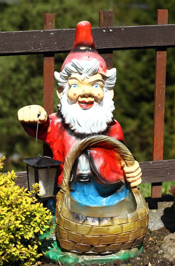 Gnom mit Bart stockbild. Bild von keramisch, narzisse - 40967481