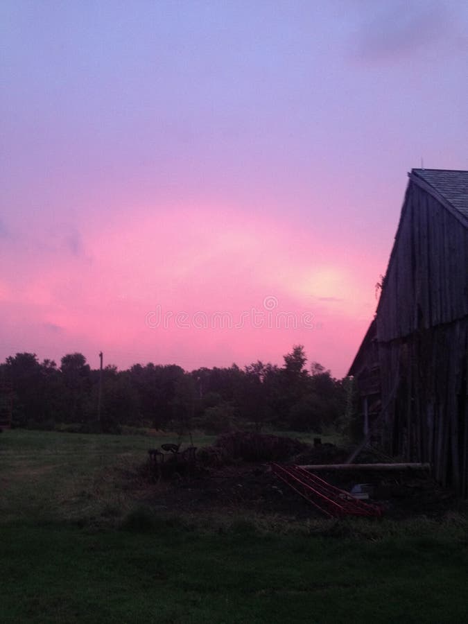 Roter Himmel Hinter Der Scheune Stockfoto - Bild von sommer, horizont ...