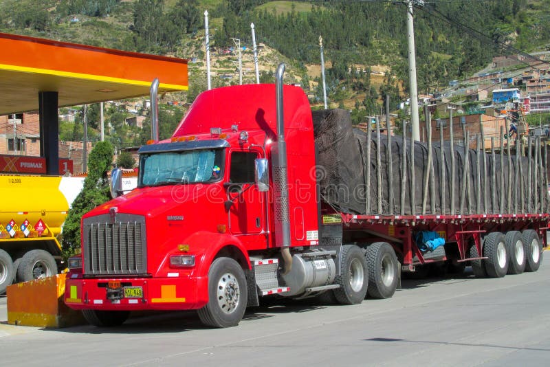 Roter Schwerer Ladung-LKW-Kraftstoffdiesellastwagen Stockbild - Bild ...