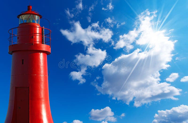 Roter Leuchtturm Mit Lichtstrahl Bei Sonnenuntergang Stockbild - Bild ...