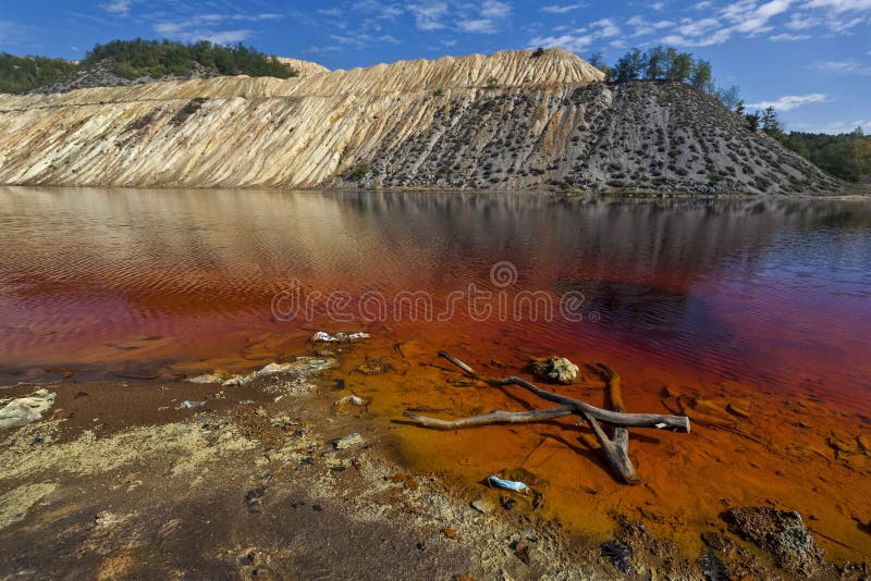 Rot verunreinigter See stockfoto. Bild von umwelt, beschmutzt - 42659454