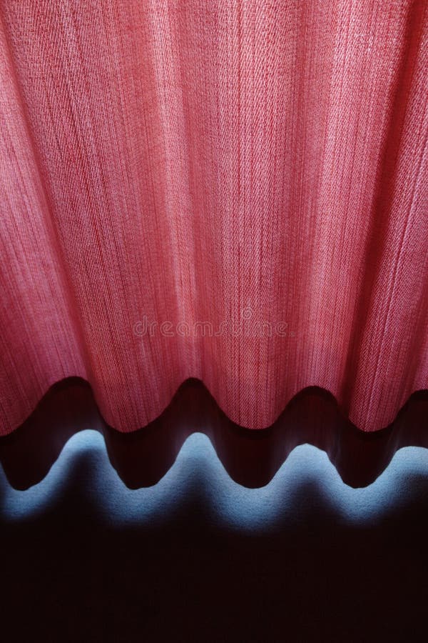 Roter Vorhang stockfoto. Bild von wellenähnlich, blau - 144204168