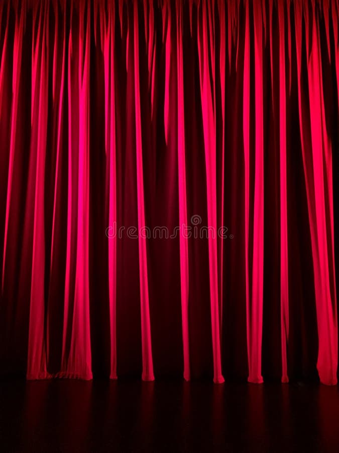 Roter Vorhang Im Theater - Vertikales Bild Stockfoto - Bild von ...