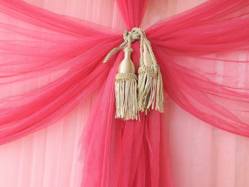 Roter Vorhang Mit Hellem Glanz Durch Stockbild - Bild von zeilen ...