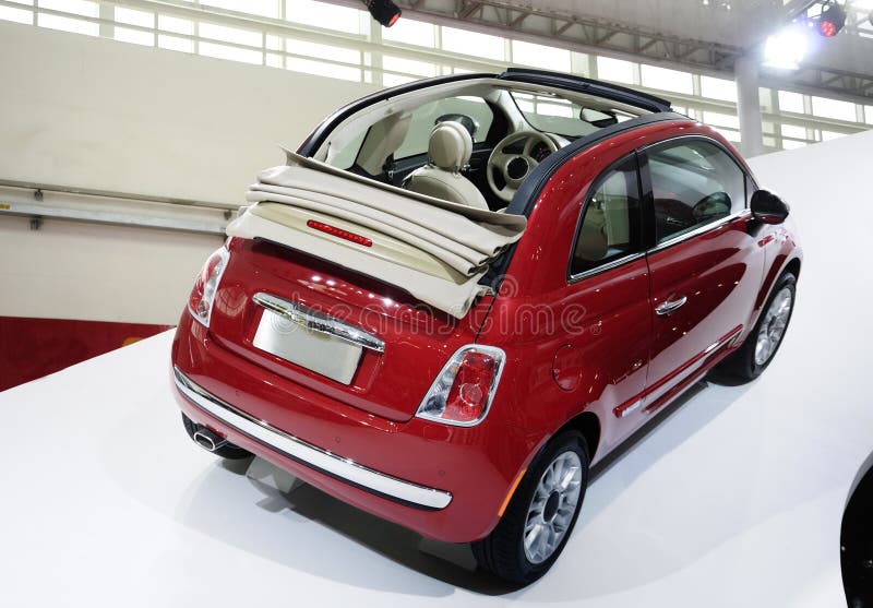 Kleines Rotes Italienisches Auto Parkte in Der Straße Stockfoto - Bild ...