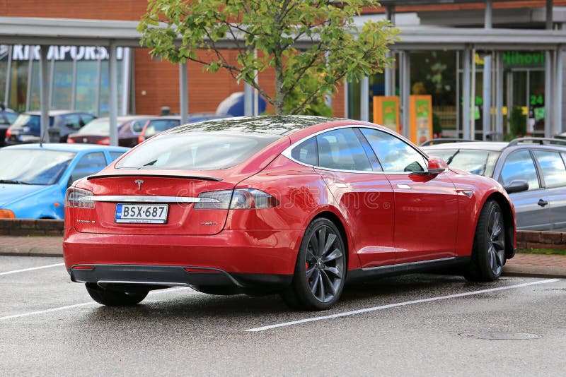 Rotes Elektroauto Tesla-Modell-S P85D Geparkt Redaktionelles Stockfoto ...