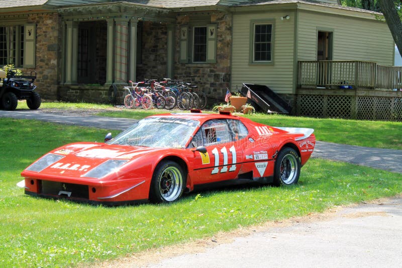 Rotes Ferrari-Rennauto redaktionelles bild. Bild von ecke - 55051565