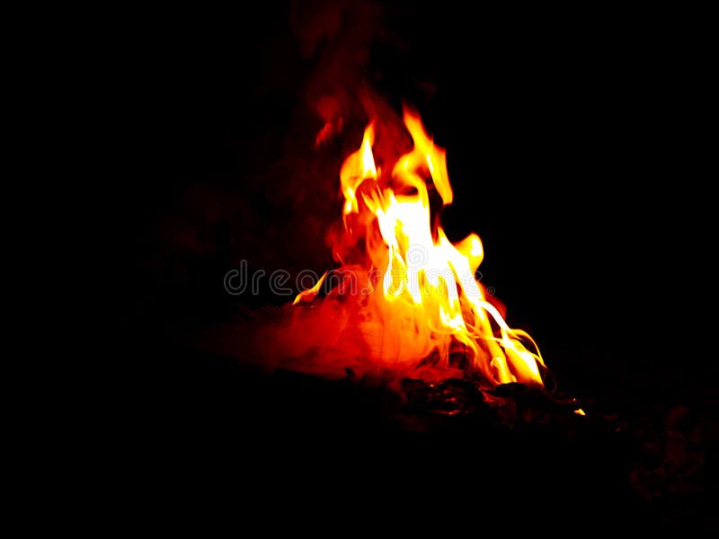 Rotes Feuer Mit Schwarzem Hintergrund Stockfoto - Bild von energie ...