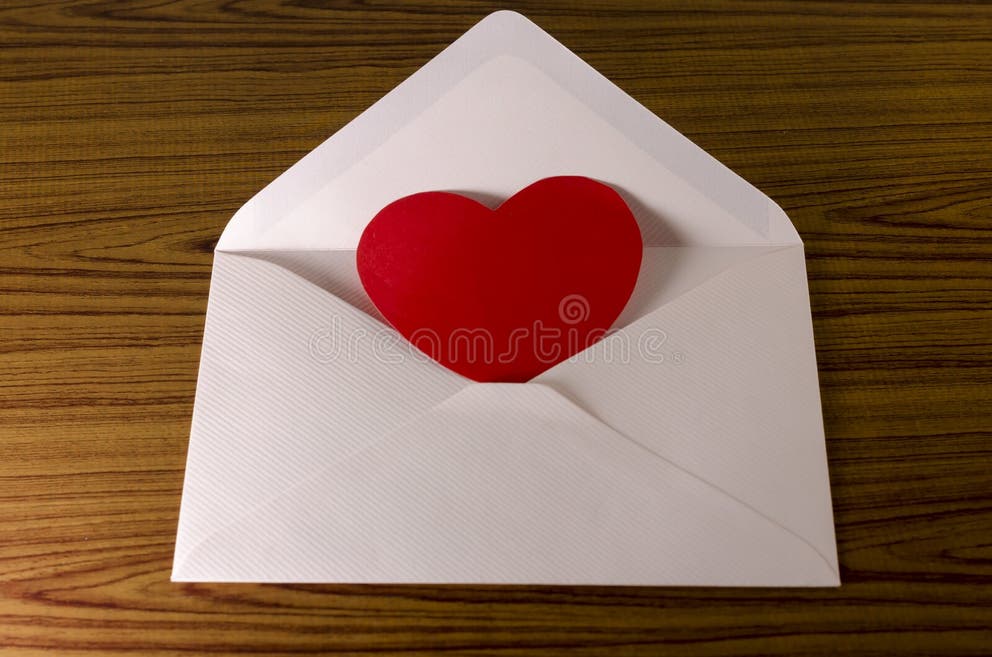 Rotes Herz Mit Rosa Umschlag Stockbild - Bild von post, papier: 37719353